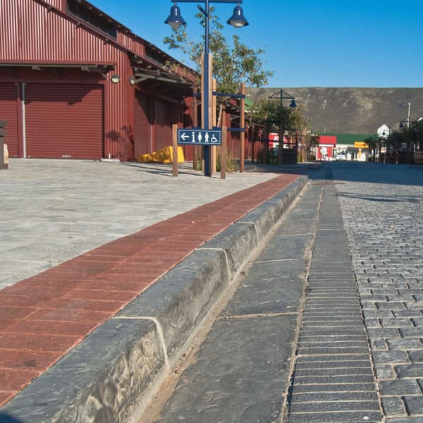 Edging kerbs for concrete block paving in driveways, patios and walkways